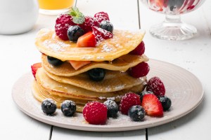 Odlums American Style Pancakes with Honey and Berries – Foodaware